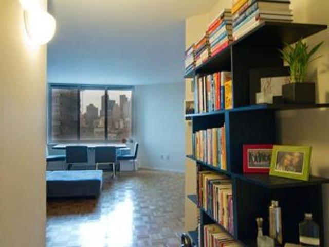 Available Immediately: 1 bedroom luxury apt w/ incredible amenities