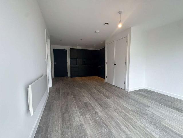 AVAILABLE NOW | One Double Bedroom | Unfurnished | 24 Hour Concierge, Roof Terrace & Co Working Spaces