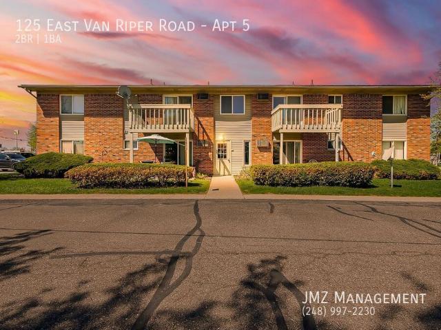 AVAILABLE NOW! Charming and Bright 2 Bedroom in the Heart of Fowlerville