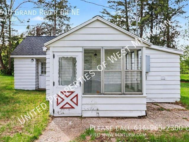 Available Now | Charming 2 Bed 1 Bath Single Family Home in the Northview Neighborhood | 2 Stall Garage | Patio | Large Yard |