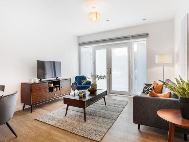 AVAILABLE NOW | PET FRIENDLY | Direct links to Waterloo | Gym | 3D Tour Available | Roof Terrace | Concierge | Parking
