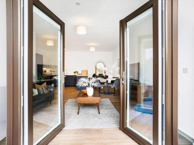 AVAILABLE NOW | PET FRIENDLY | Direct links to Waterloo | Gym | 3D Tour Available | Roof Terrace | Concierge | Parking Available