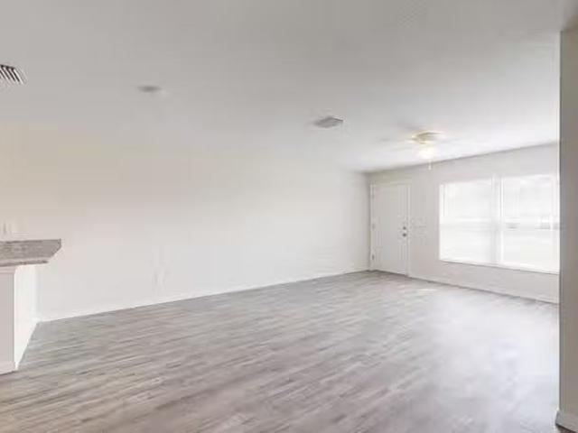 AVAILABLE NOW! 2/2 in Ocala! 8100 Juniper Rd #2
