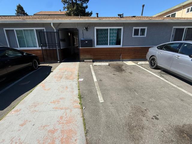Move In Bonus! Updated 2 Bed/1 Bath great unit with gated courtyard