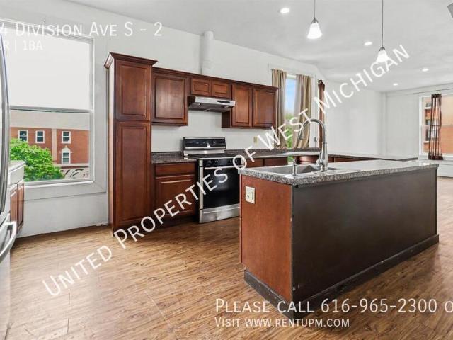 Available Now | 2 Bedroom 1 Bath Apartment in Downtown Grand Rapids | Stainless Steel Appliances | Spacious |