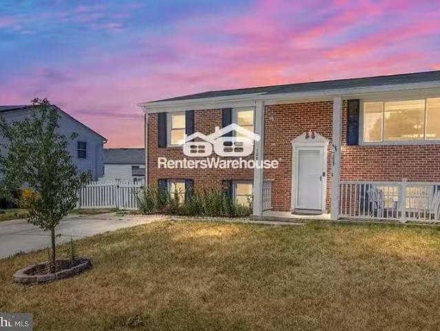 AVAILABLE NOW 3 BR 2 Bath Dublex LARGE FENCED 1083 Woodlaw.