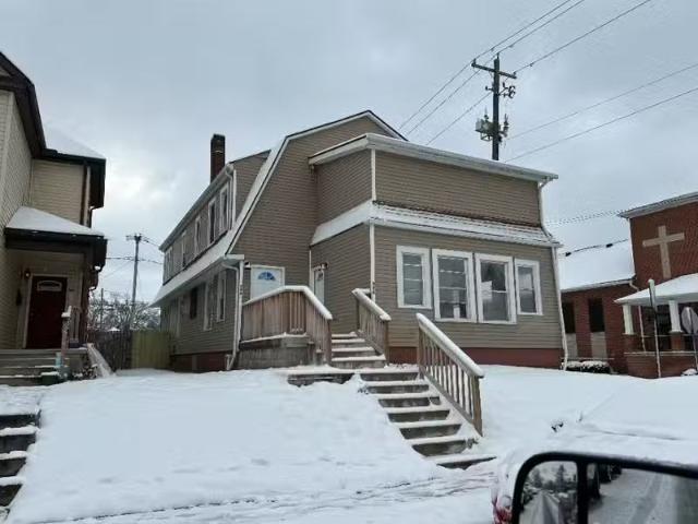 Available Now 984 1/2 OAKWOOD AVE 984 1/2 Oakwood Ave