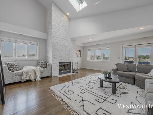 MUST SEE! 3bd/3bth Top Floor Condo with Private Deck + Parking