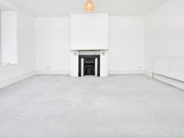 Available to 3 sharers, Ocean present this large 3 bedroom maisonette on North Street, Bedminster. Offered on an unfurnished basis with white goods, this would suit sharers looking for that extra space and immediate proximity to the many shops and restaurants on North Street
