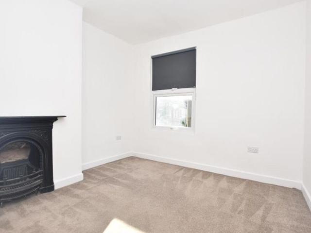 Available to 4 Sharers, Ocean present this recently refurbished 4 double bedroom maisonette on East Street, Bedminster