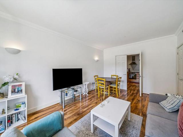 Available to let, a fantastic one bedroom, raised ground floor apartment in central Wimbledon