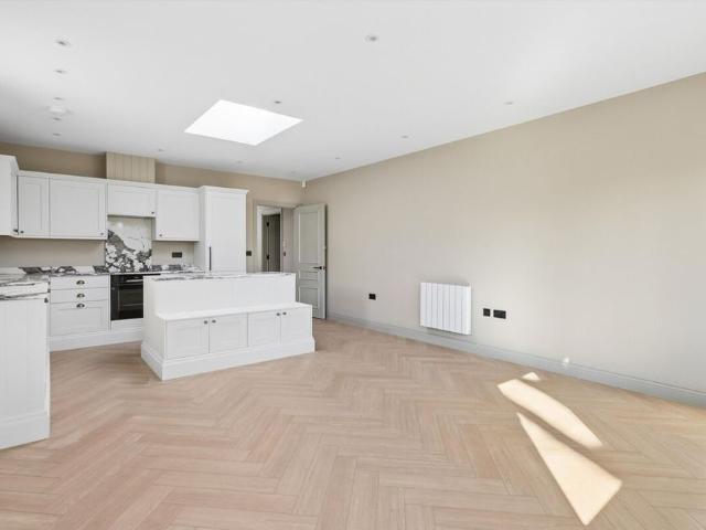 Available to let is this contemporary 2 bedroom, 2 bathroom apartment with parking in the gated Esher Ridge development near Esher High Street