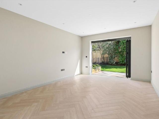 Available to let is this contemporary 2 bedroom, 2 bathroom apartment with parking, private outside garden, set in the gated Esher Ridge development near Esher High Street