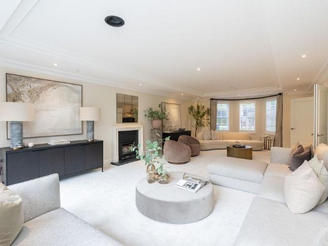Available to rent is this beautifully presented family house located in the prestigious area of Coombe
