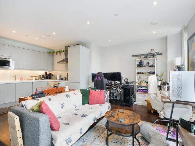 Avalon Point, Silvocea Way, London E14, 1 bed flat to rent, £2,154 pcm | PrimeLocation