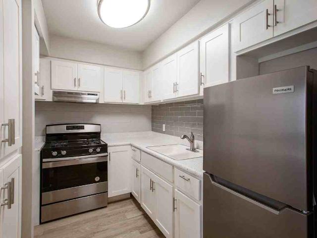 Avani North Tucson Studio Apartment for Rent at 2660 N Alvernon Way, Tucson, AZ 85712 Oak Flower