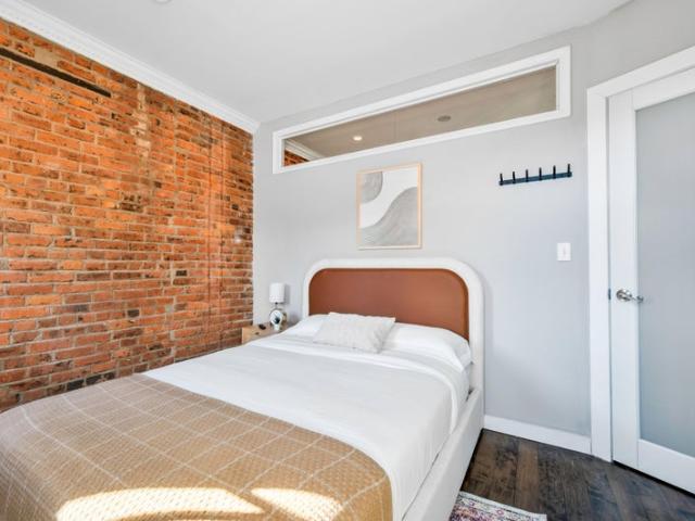 Ave B room available!