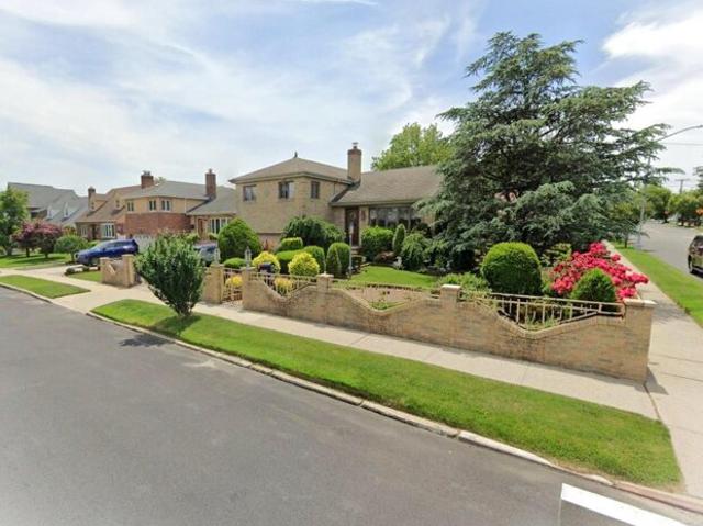 Ave, Whitestone, Home For Sale