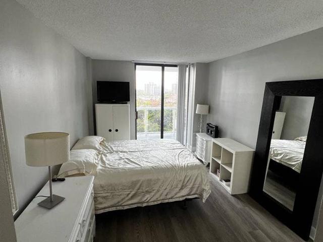 Aventura room for rent