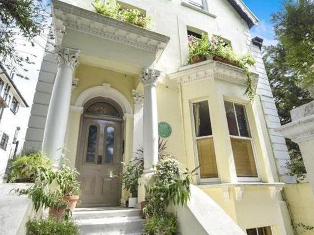 Avenue Crescent, London, 2 Bedroom Apartment