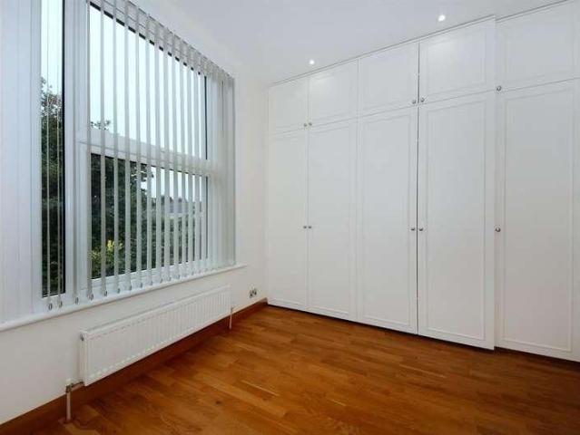 Avenue Crescent, W3