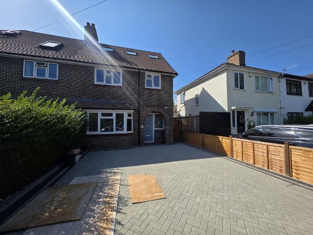 Avenue Gardens, Horley RH6, 1 bed semi detached house to rent, £900 pcm | PrimeLocation