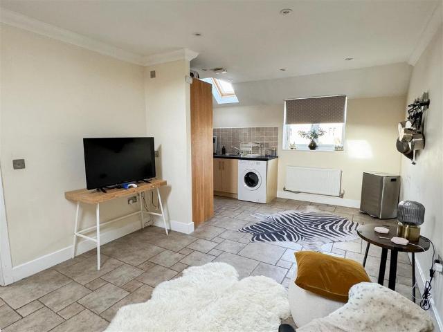 Avenue De Gien, Malmesbury, SN16
