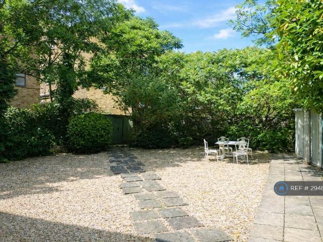 Avenue South, Surbiton, KT5 Studio to rent £1,050 pcm £242 pw