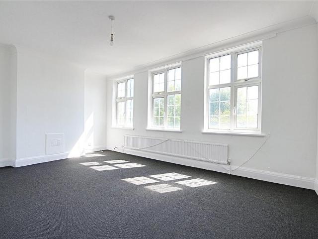 Avenue Parade, Ridge Avenue, London, N21 3 bed maisonette to rent £2,400 pcm £554 pw