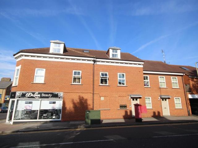 Avenue Road, Warley, Brentwood CM14, 2 bed flat to rent, £1,595 pcm | PrimeLocation
