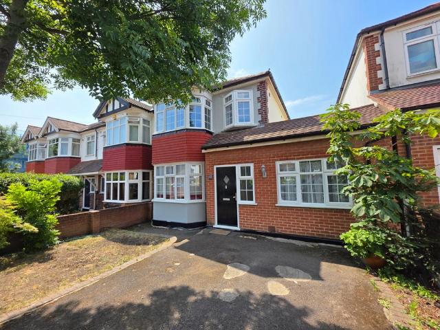Avenue Road, Woodford Green, IG8 3 bed house to rent £2,400 pcm £554 pw