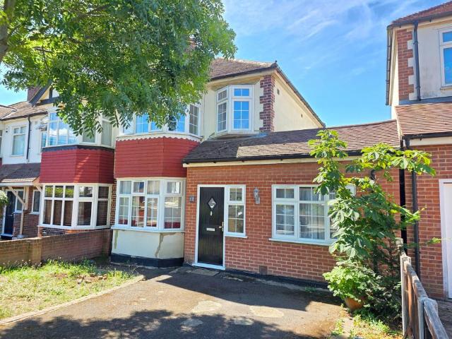 Avenue Road, Woodford Green, IG8 3 bed house to rent £2,400 pcm £554 pw