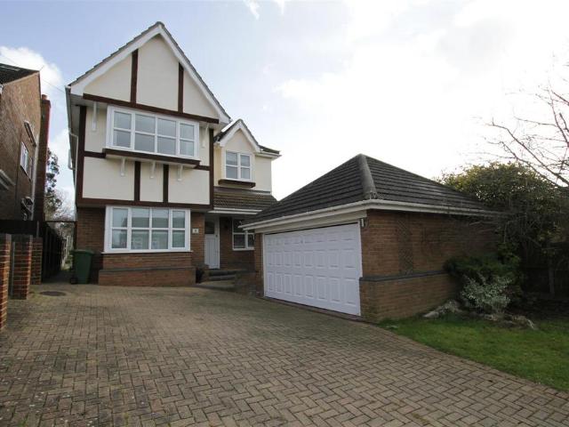 Avenue Road, Benfleet, Essex 4 bed detached house to rent £2,700 pcm £623 pw