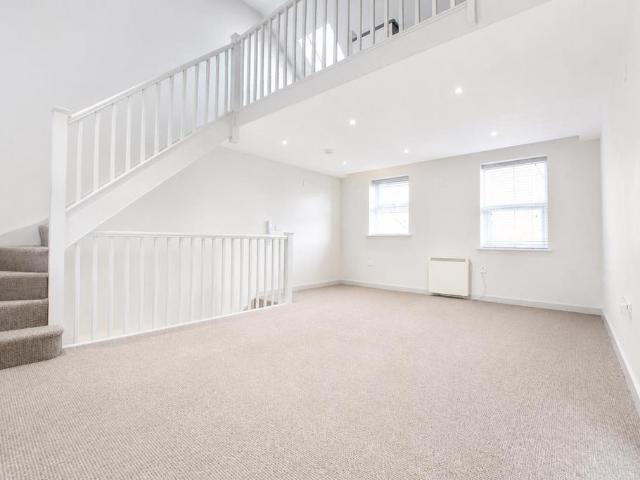 Avenue Road, Brentwood 2 bed terraced house to rent £1,595 pcm £368 pw