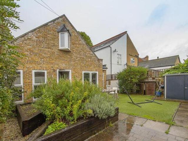 Avenue Road, Hampton, 2 Bedroom House