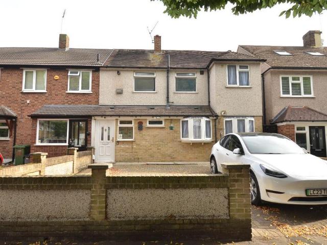 Avenue Road, Harold Wood 4 bed semi detached house to rent £3,500 pcm £808 pw