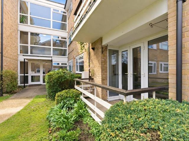 Avenue Road, Hertfordshire AL1 2 bed apartment to rent £1,750 pcm £404 pw