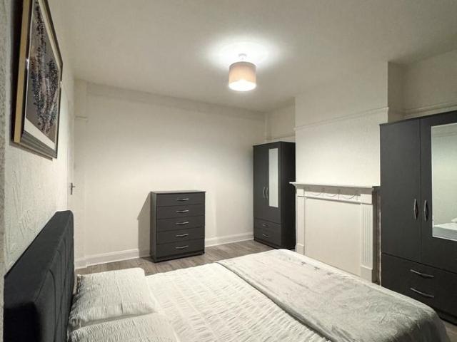 Avenue Road, London SW16, Room to rent, £800 pcm | PrimeLocation