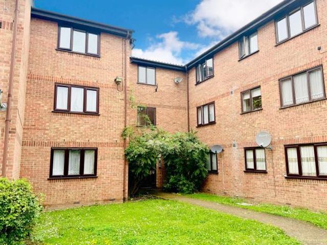Avenue Road, Romford RM6, 2 bed flat to rent, £1,700 pcm | PrimeLocation