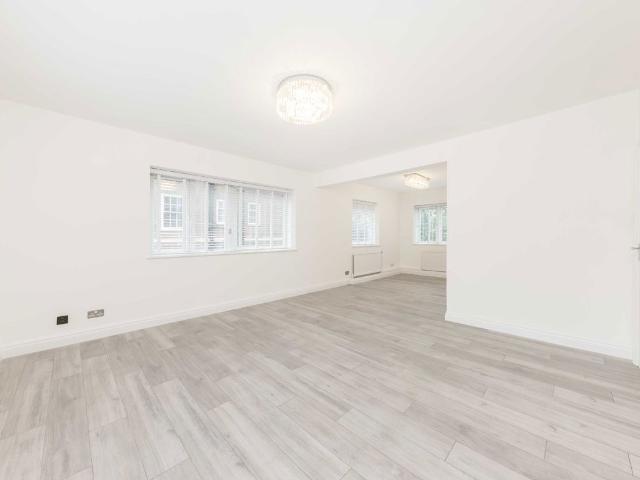 Avenue Road, St. John's Wood NW8, 2 bed flat to rent, £3,298 pcm | PrimeLocation