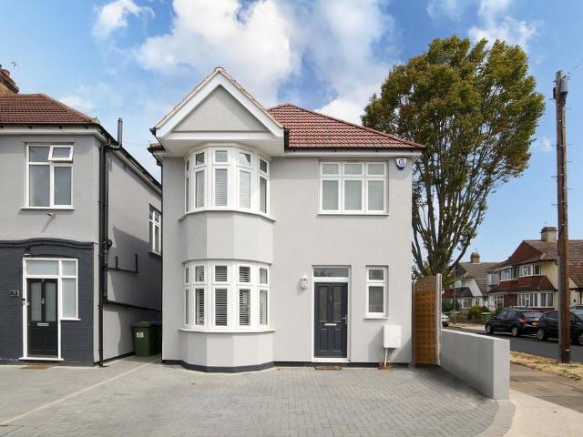 Avery Hill, London SE9 3 bed detached house to rent £2,800 pcm £646 pw