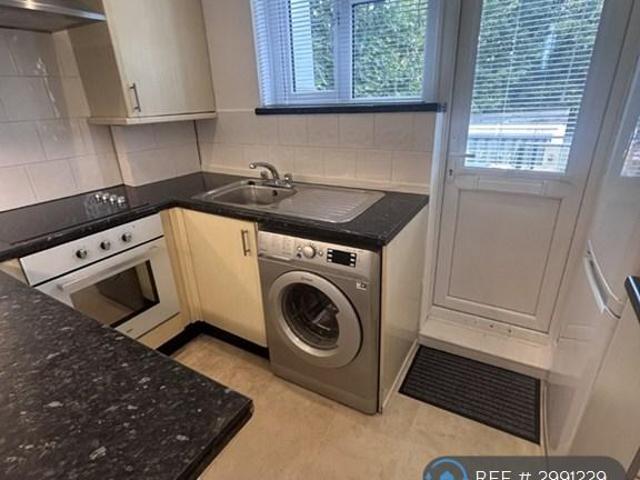 Avery Hill Road, London, SE9 2 bed flat to rent £1,525 pcm £352 pw