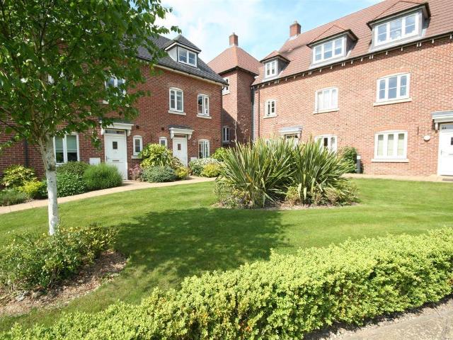 Avian Avenue, Frogmore AL2, 2 bed flat to rent, £1,450 pcm | PrimeLocation