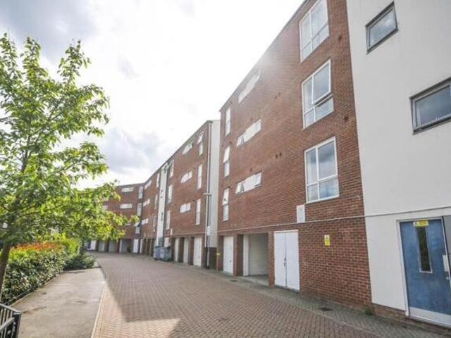Aviation Avenue, Hatfield, 3 Bedroom Flat