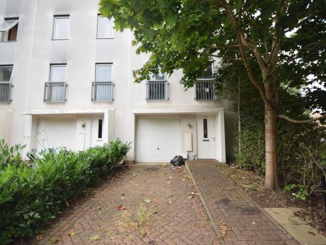 Aviation Avenue, Hatfield AL10 4 bed house to rent £2,450 pcm £565 pw