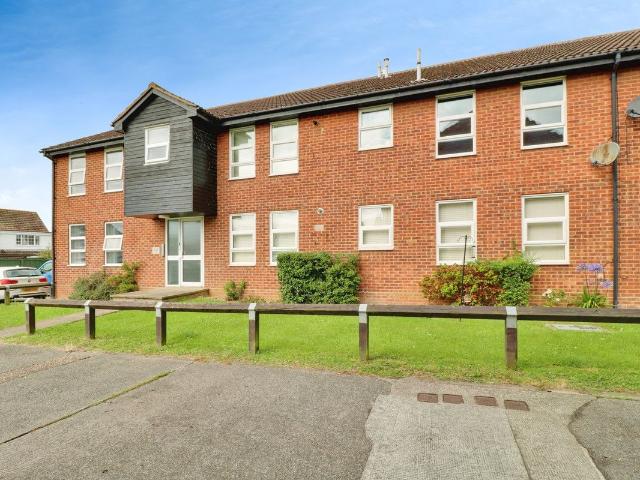 Avington Walk, Benfleet SS7, 2 bed flat to rent, £1,200 pcm | PrimeLocation
