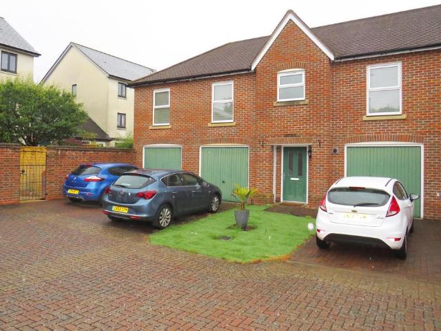 Avington Way, HOOK, RG27 2 bed property to rent £1,495 pcm £345 pw