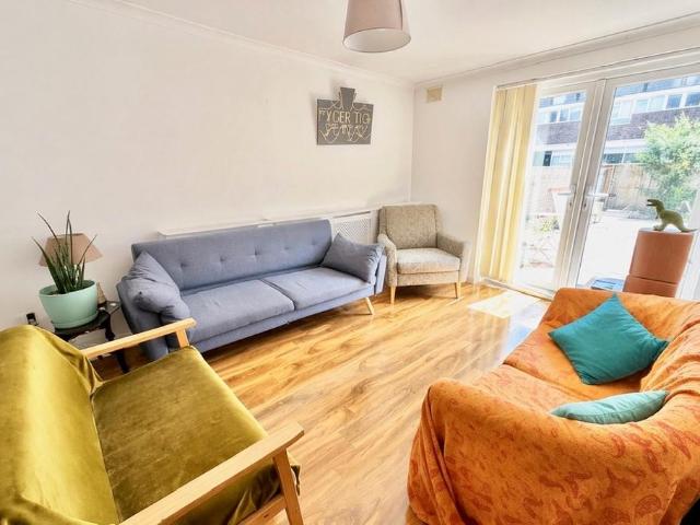 Avis Square, London, E1 4 bed house to rent £4,200 pcm £969 pw