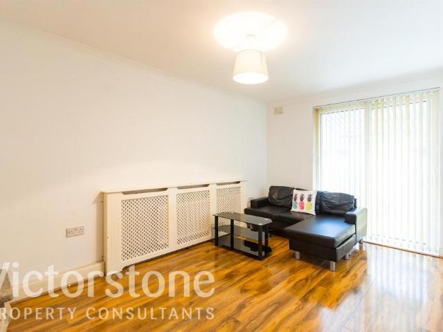 Avis Square, London, E1 4 bed terraced house to rent £4,100 pcm £946 pw