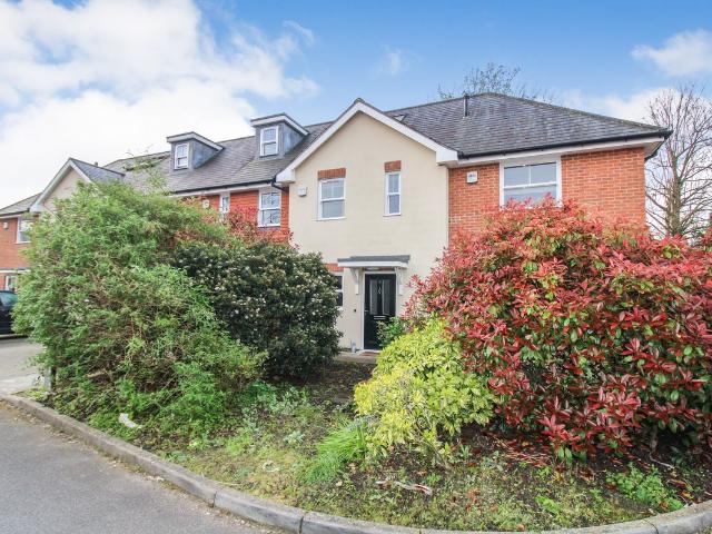 Axminster Court, Farnborough, Hampshire GU14, 3 bed terraced house to rent, £1,800 pcm | PrimeLocation